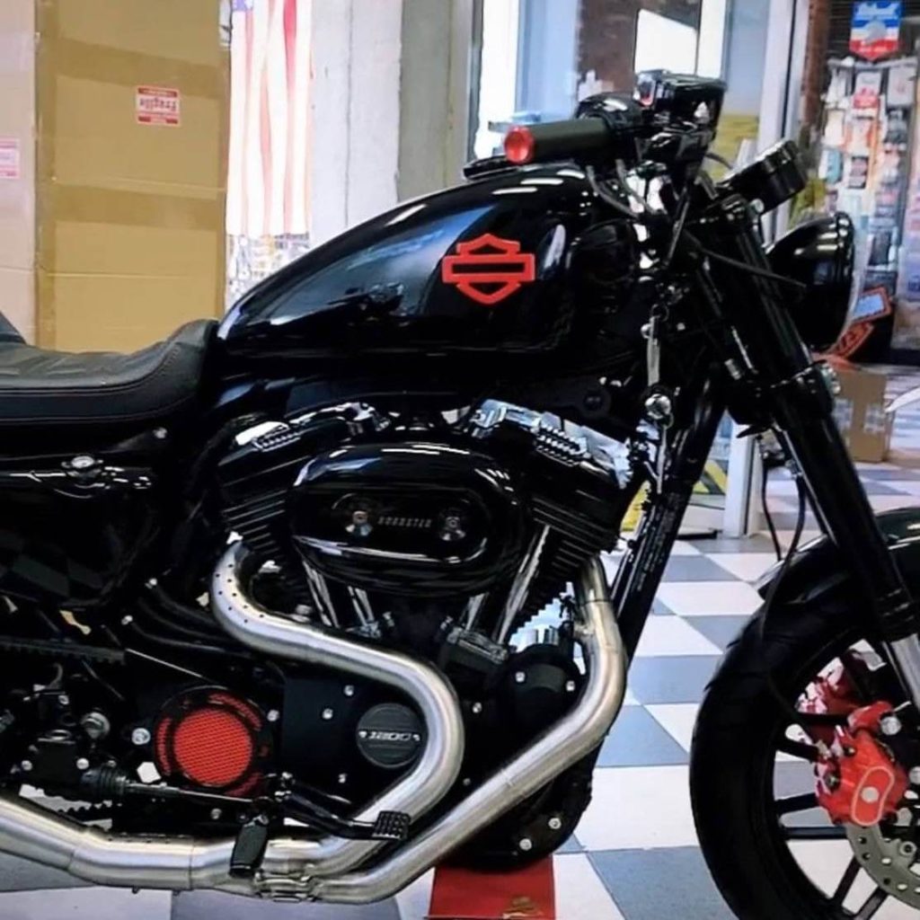 Red tank emblems for Harley - tankbadges